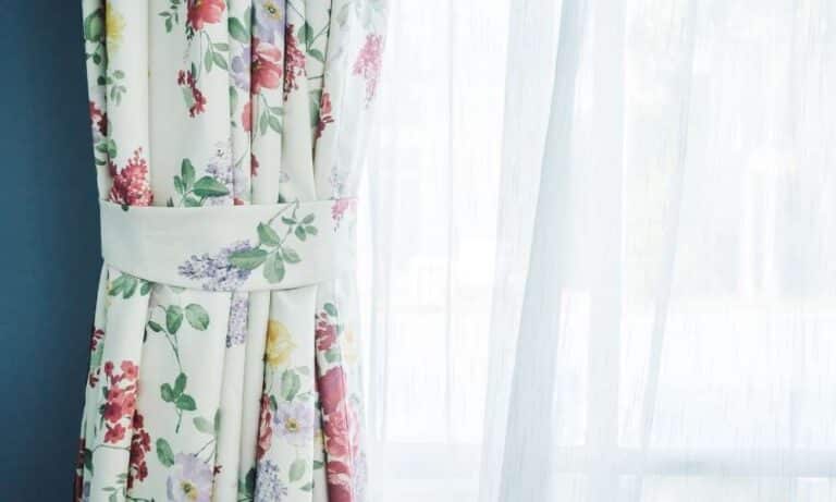 How To Decorate A Bedroom With An Offset Window: 18 Best Tips